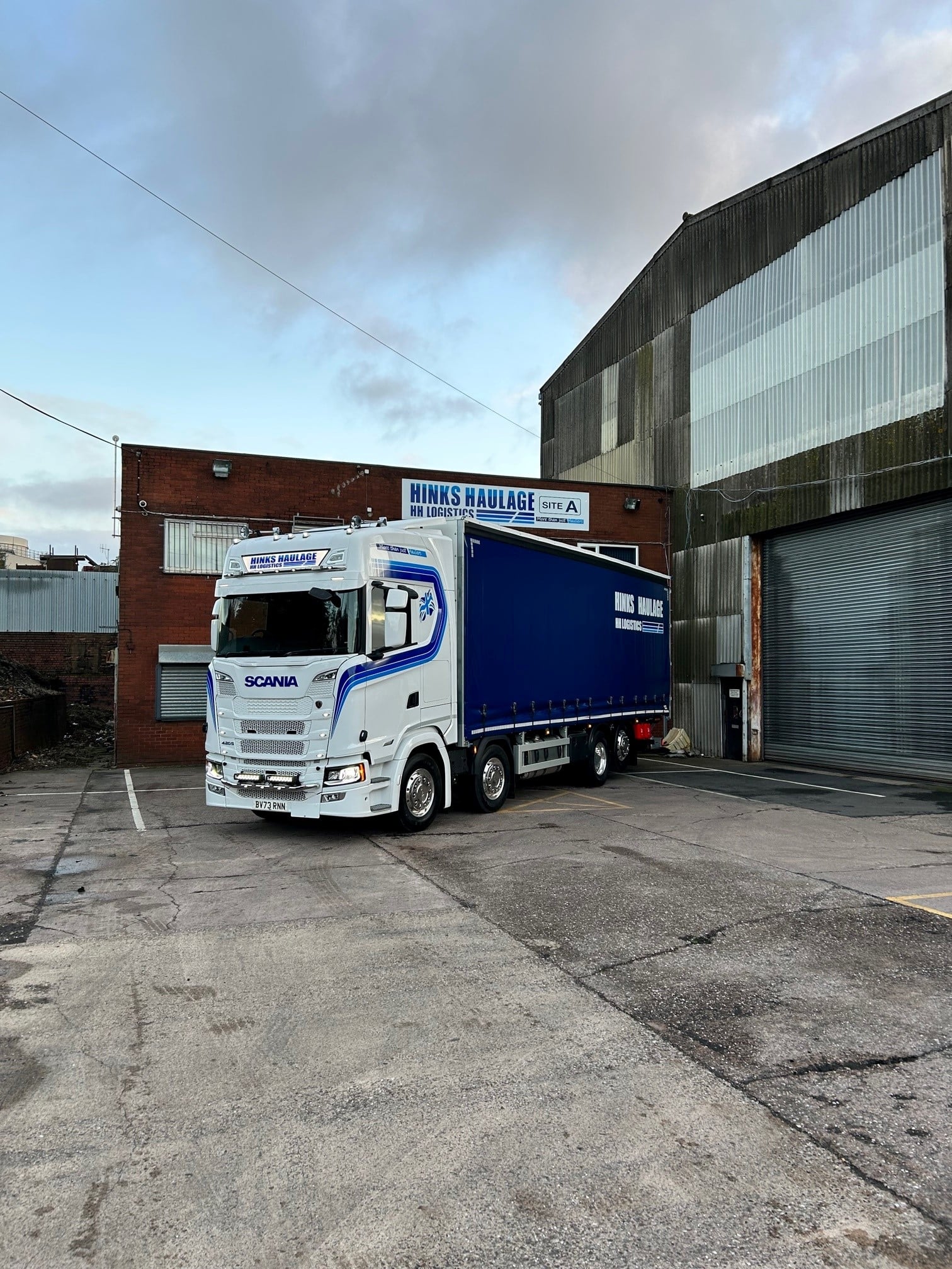 NEW 32 TONNE RIGID WITH SLIDING ROOF - Hinks Haulage